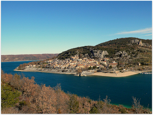 Vue sur le village de Bauduen de l'autre côté de la rive - Bauduen, Var ...
